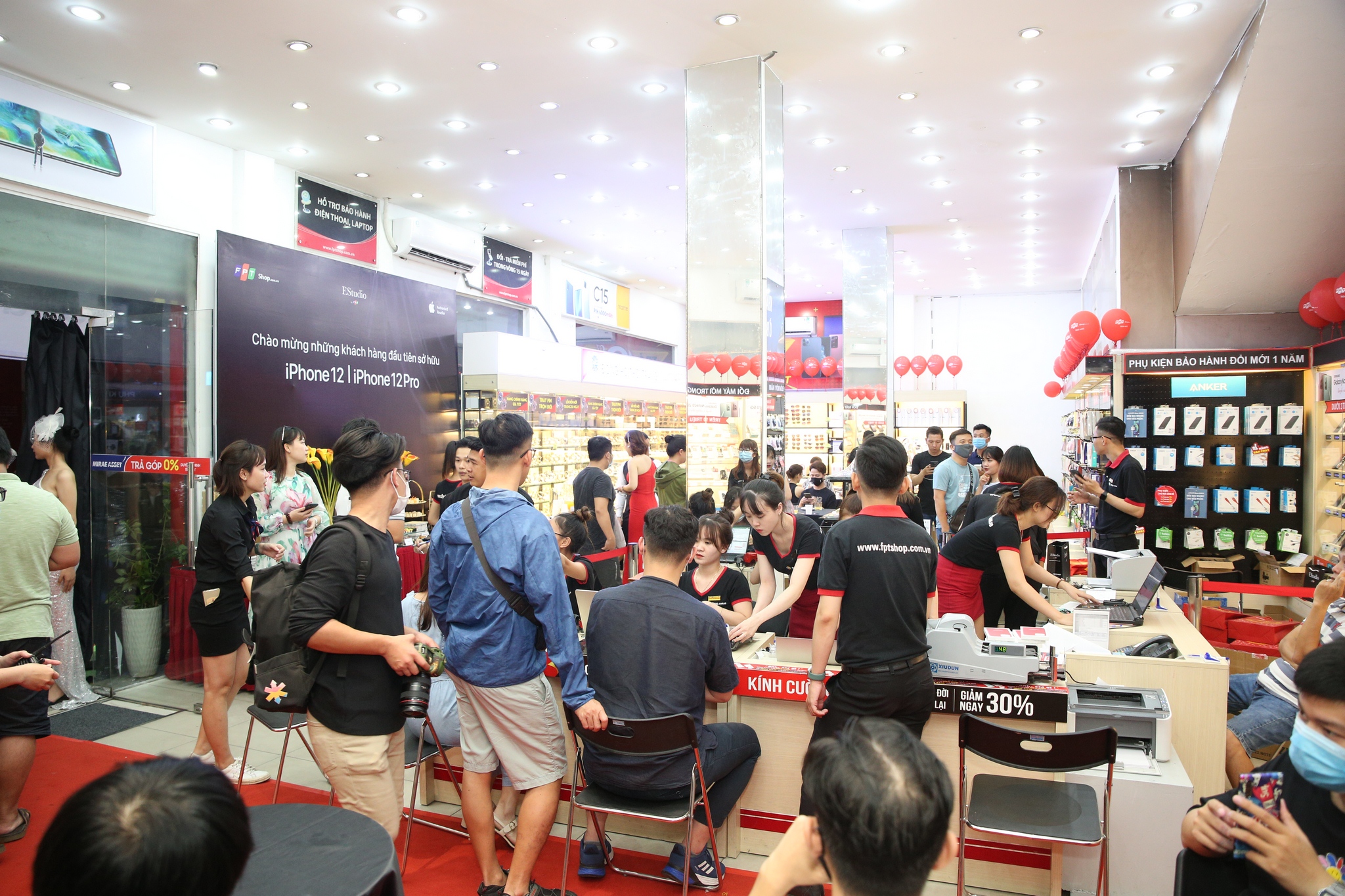 FPT Shop là chuỗi cửa hàng chính hãng đầu tiên mở bán iPhone 12 Series ...