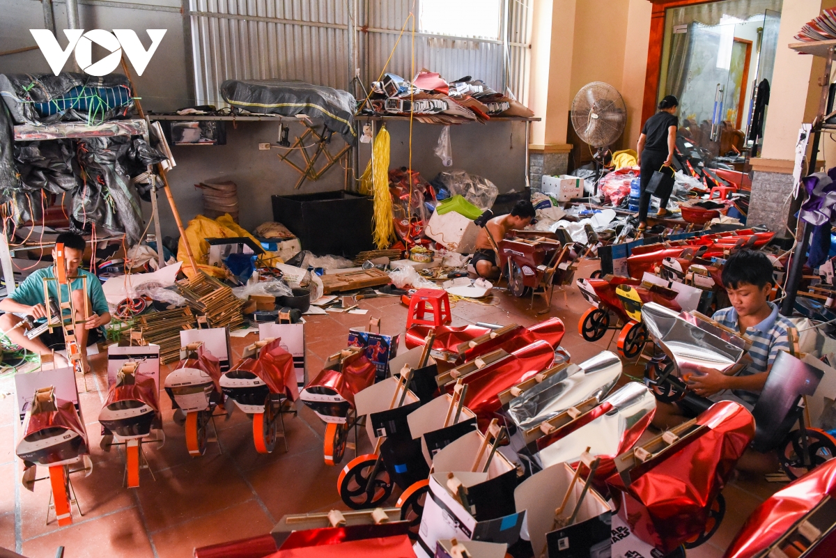 Thủ phủ vàng mã tất bật sản xuất ôtô, xe máy, trang sức phục vụ Rằm tháng 7