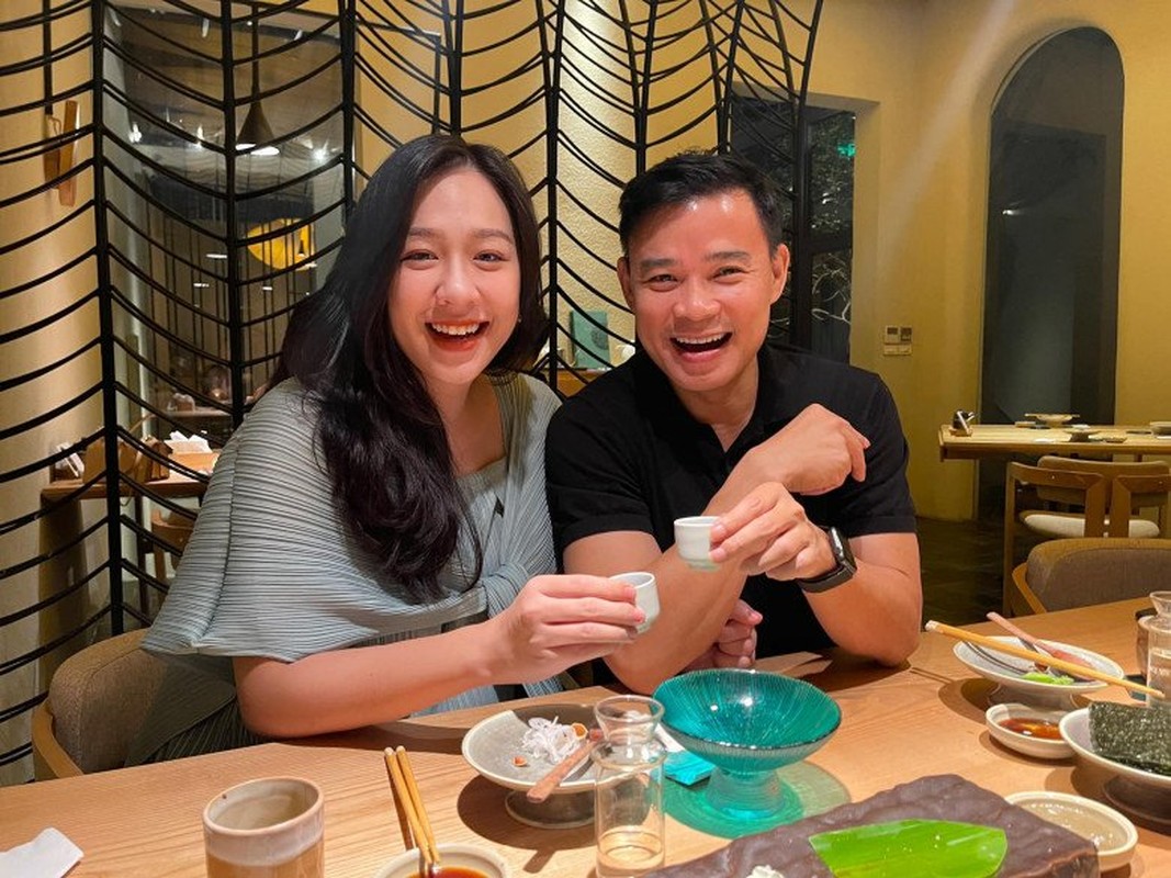 Sau hơn 2 năm cưới "ông chú" triệu phú công nghệ, cuộc sống cựu MC tài sắc của VTV ra sao?