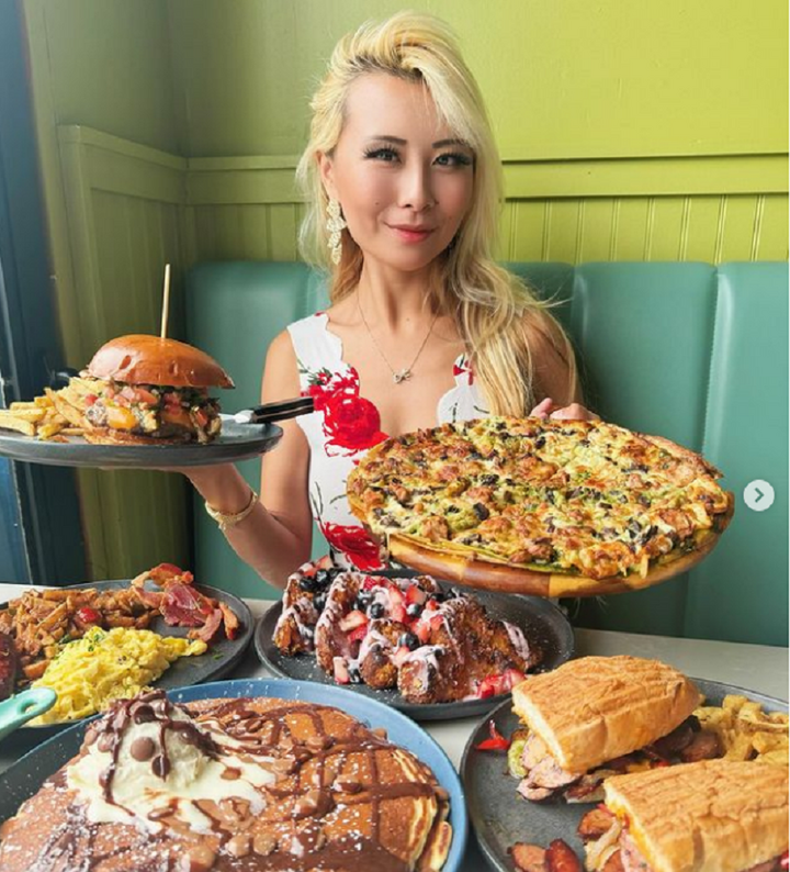 Ăn 100 bánh bao trong 10 phút, 100 đĩa sushi trong 35 phút, cô gái kiếm ...