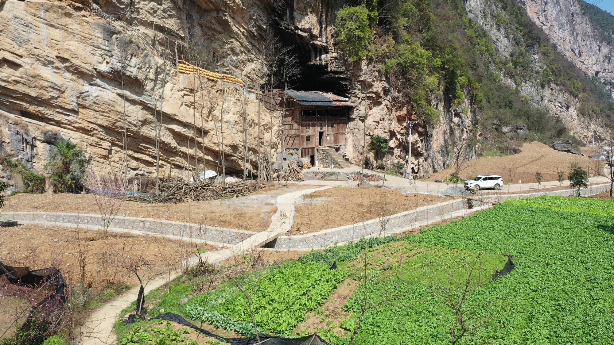 Ngôi nhà vách đá “không tranh chấp với đời' hơn 100 tuổi, sở hữu 2 yếu ...
