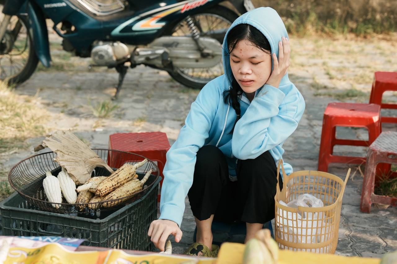 Cận cảnh hàng ngô nướng bên lề đường của hiện tượng mạng Thanh Nga ...