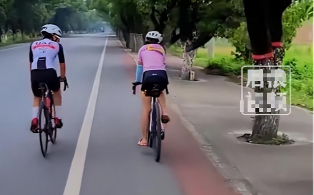 Cho con nghỉ học, đạp xe “phượt” 1800km trong 17 ngày để trải nghiệm cuộc sống