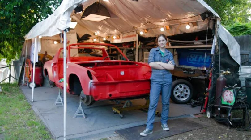 Đu theo cơn sốt, dịch vụ biến xe xăng thành xe điện bùng nổ, khách chờ ...