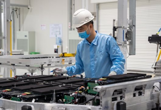 Trong chiến lược "3 chân kiềng" của Vingroup, Pin xe điện Vinfast đang ...