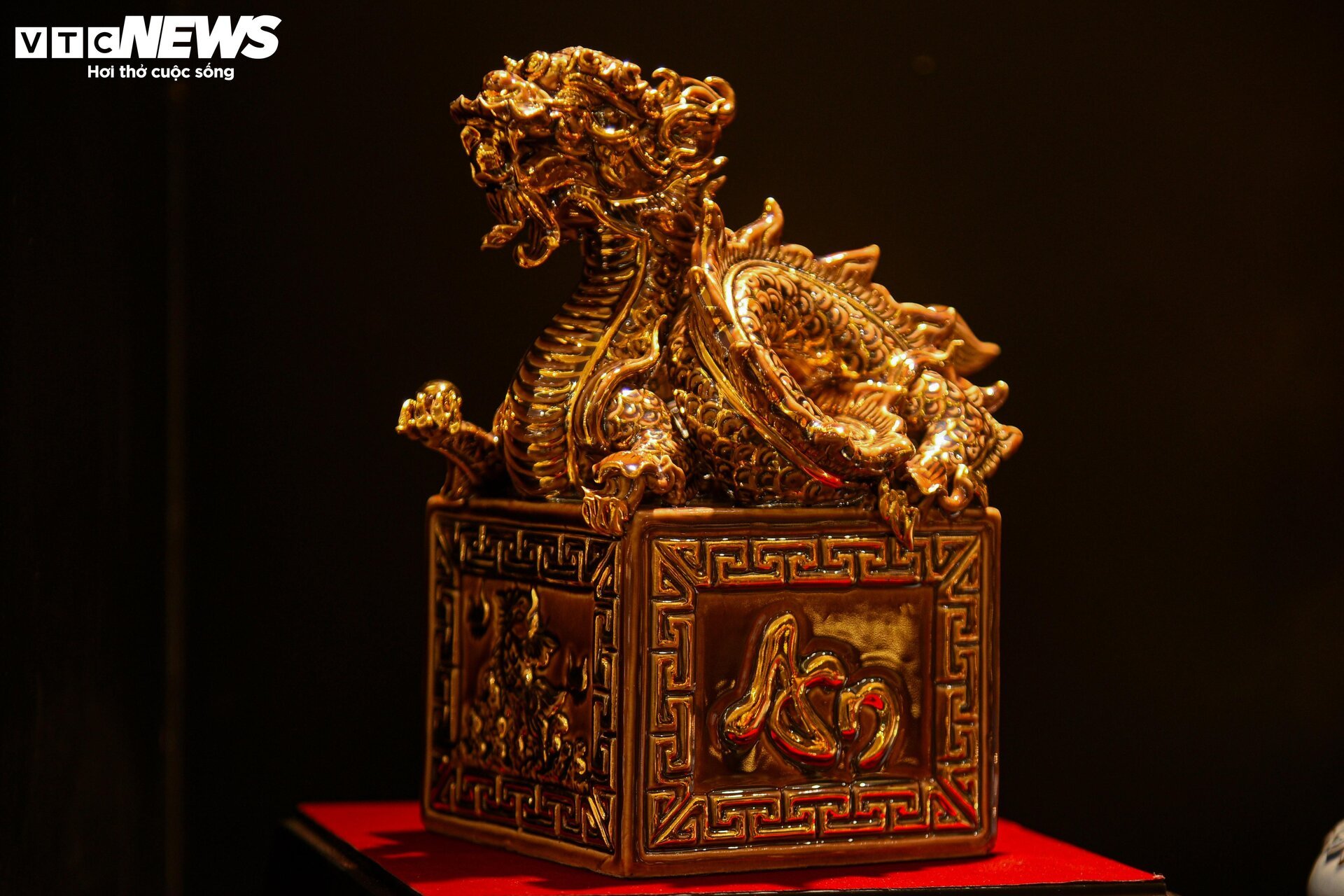 Xem nghệ nhân chế tác rồng dát vàng múa lượn đón Tết Giáp Thìn 2024