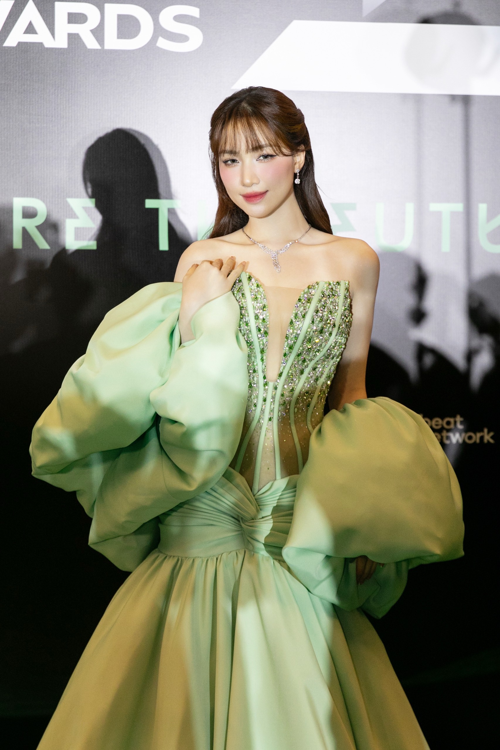 Hoà Minzy chiếm trọn spotlight với bộ trang sức gần nửa tỷ khi dự Làn ...