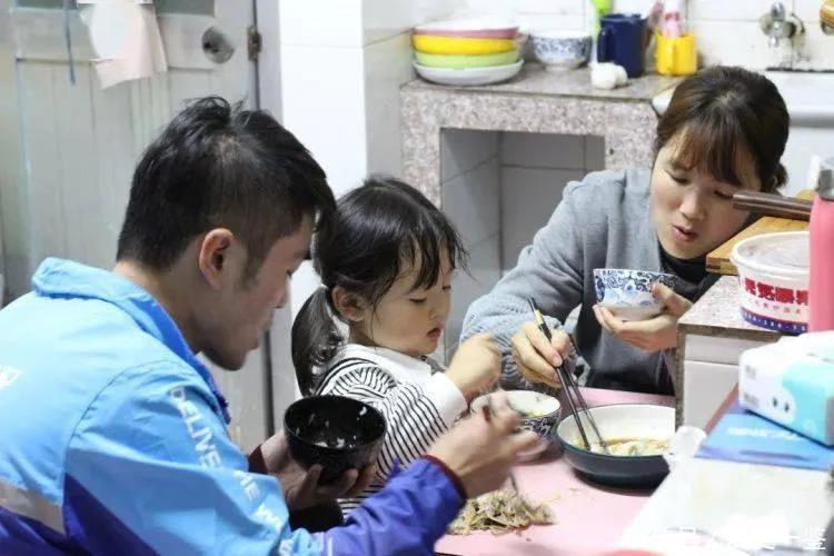 "Em bé shipper" cùng bố đi giao đồ ăn từng chinh phục hàng triệu con ...