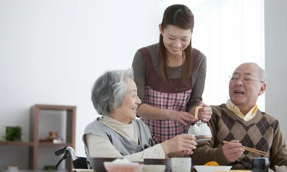 Tận tuỵ chăm sóc cha mẹ già tuổi xế chiều, tôi ngậm ngùi: Dù hiếu thảo ...