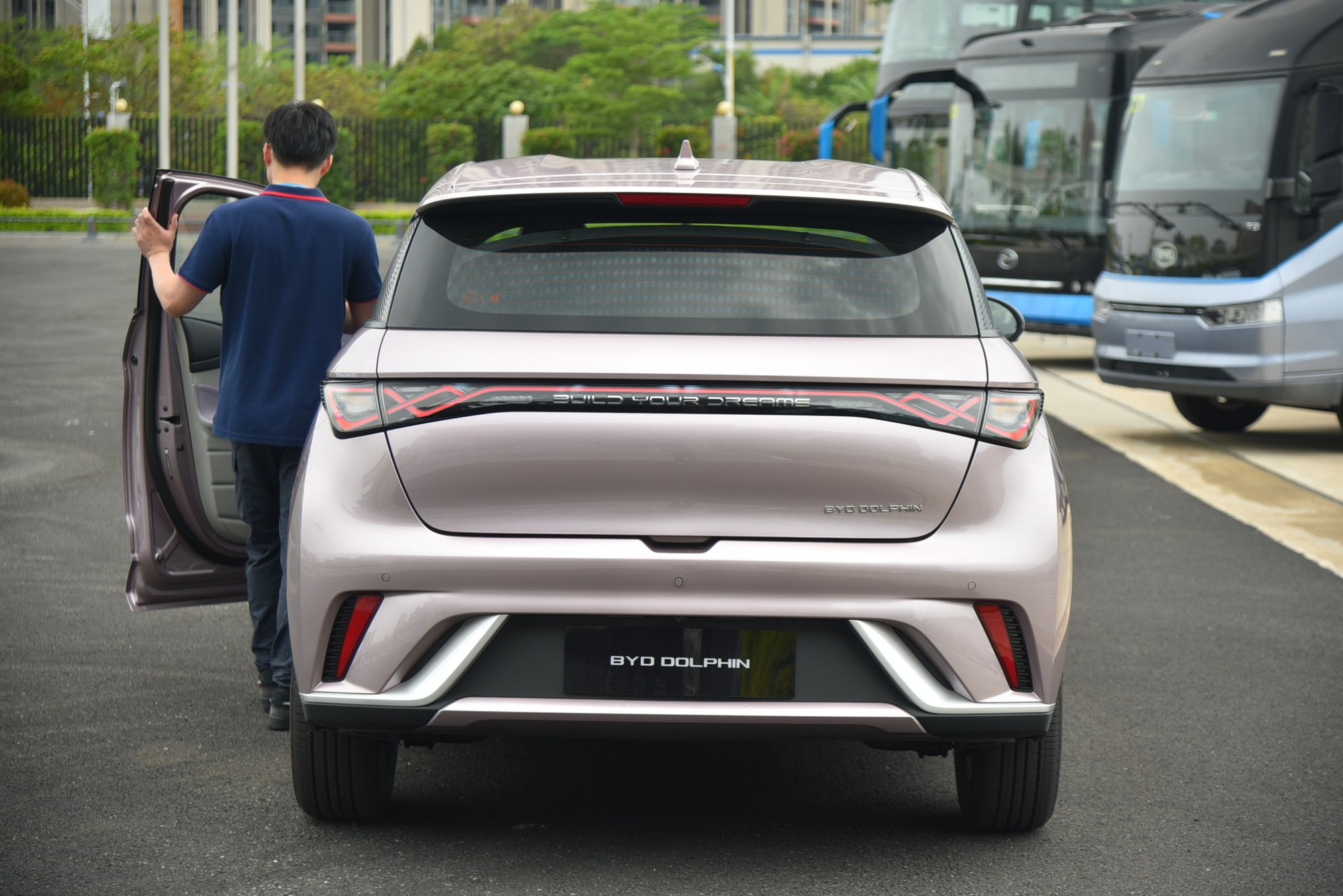 Sang tận Trung Quốc để soi BYD Dolphin sắp về Việt Nam: Một lần sạc có ...