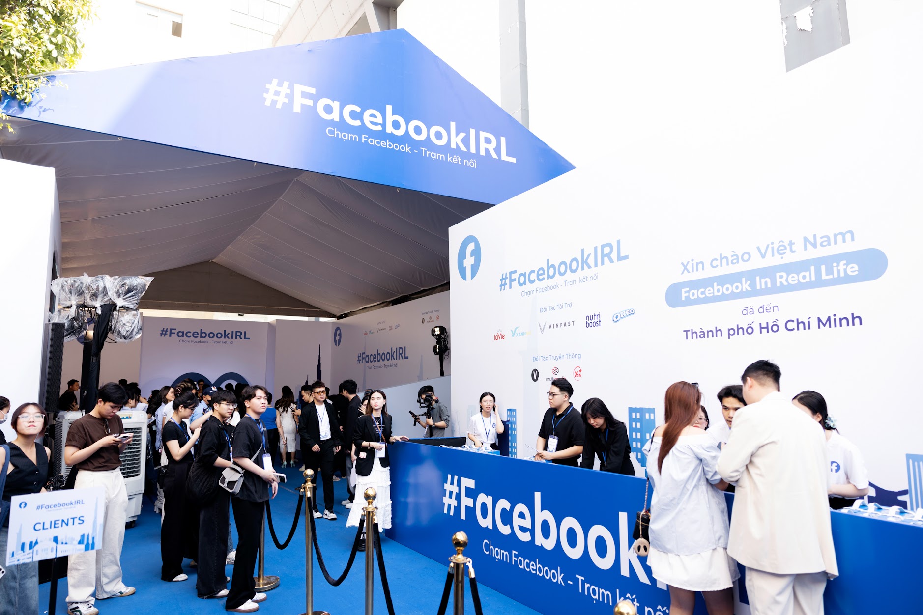 Facebook In Real Life thu hút hơn 7.000 người quan tâm, một loạt các ...