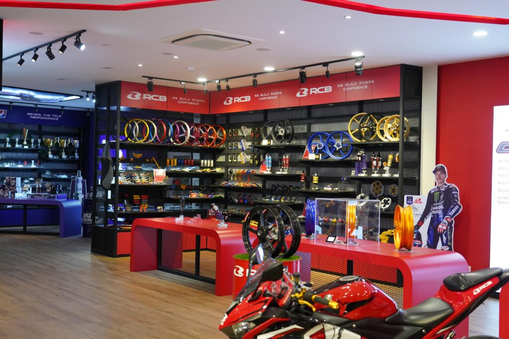 Thế hệ F1 xán lạn của Malaysia: Chị em CEO Lee Joyce nhà MKA Group và ...