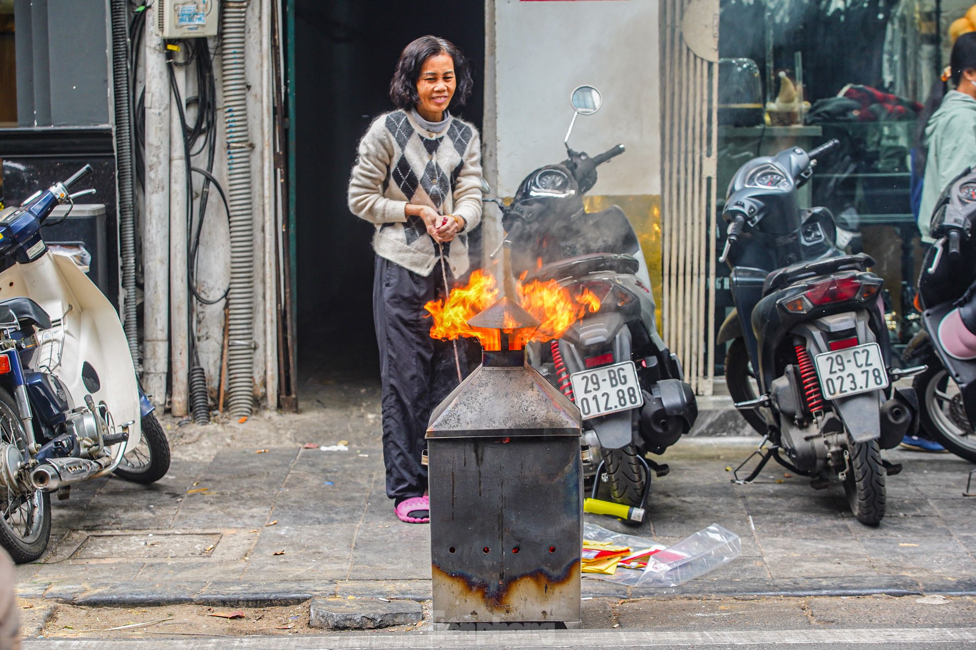 Dân phố cổ Hà Nội đốt vàng mã cúng Táo quân ngoài đường, khói bốc nghi ngút