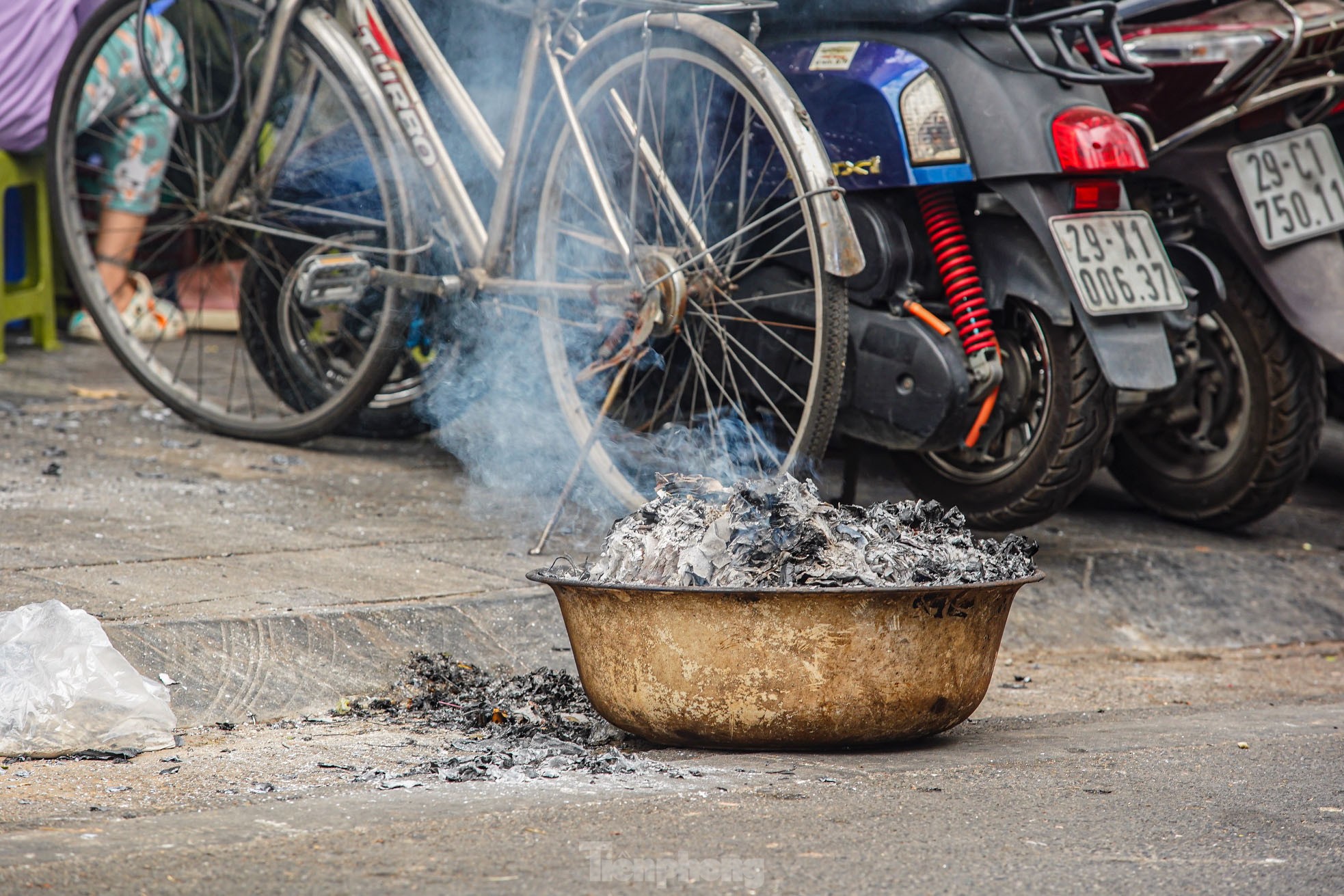 Dân phố cổ Hà Nội đốt vàng mã cúng Táo quân ngoài đường, khói bốc nghi ngút
