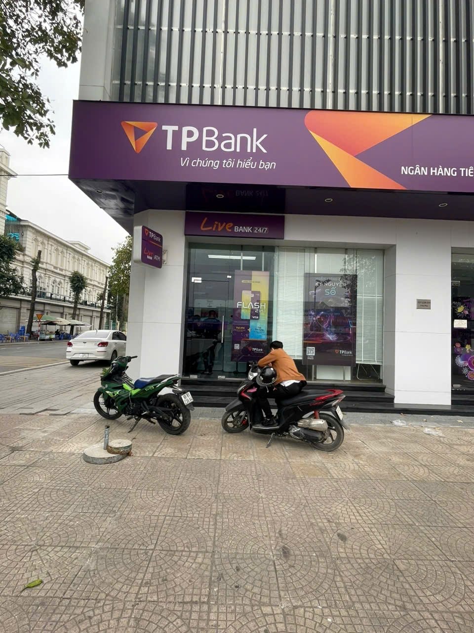 Cảnh tượng “lạ” tại các cây ATM ngày Tết