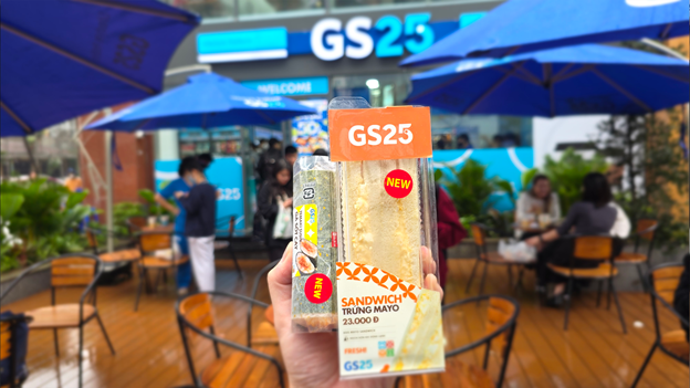 GS25 đổ bộ Hà Nội: Có gì hot tại chuỗi cửa hàng tiện lợi Hàn Quốc khiến genZ đội mưa đi trải nghiệm?