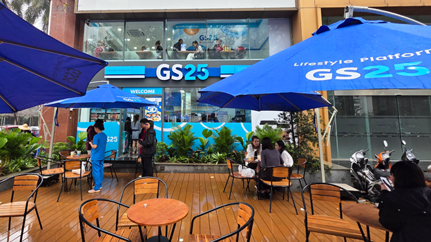 GS25 đổ bộ Hà Nội: Có gì hot tại chuỗi cửa hàng tiện lợi Hàn Quốc khiến genZ đội mưa đi trải nghiệm?