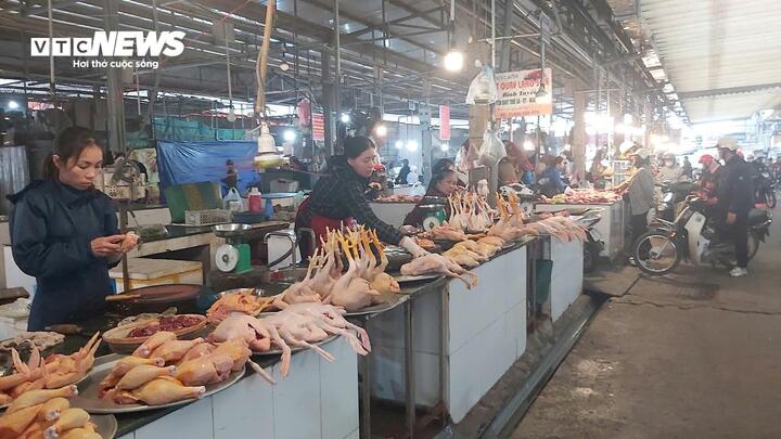 Giá thịt heo tăng cao, tiểu thương than ế