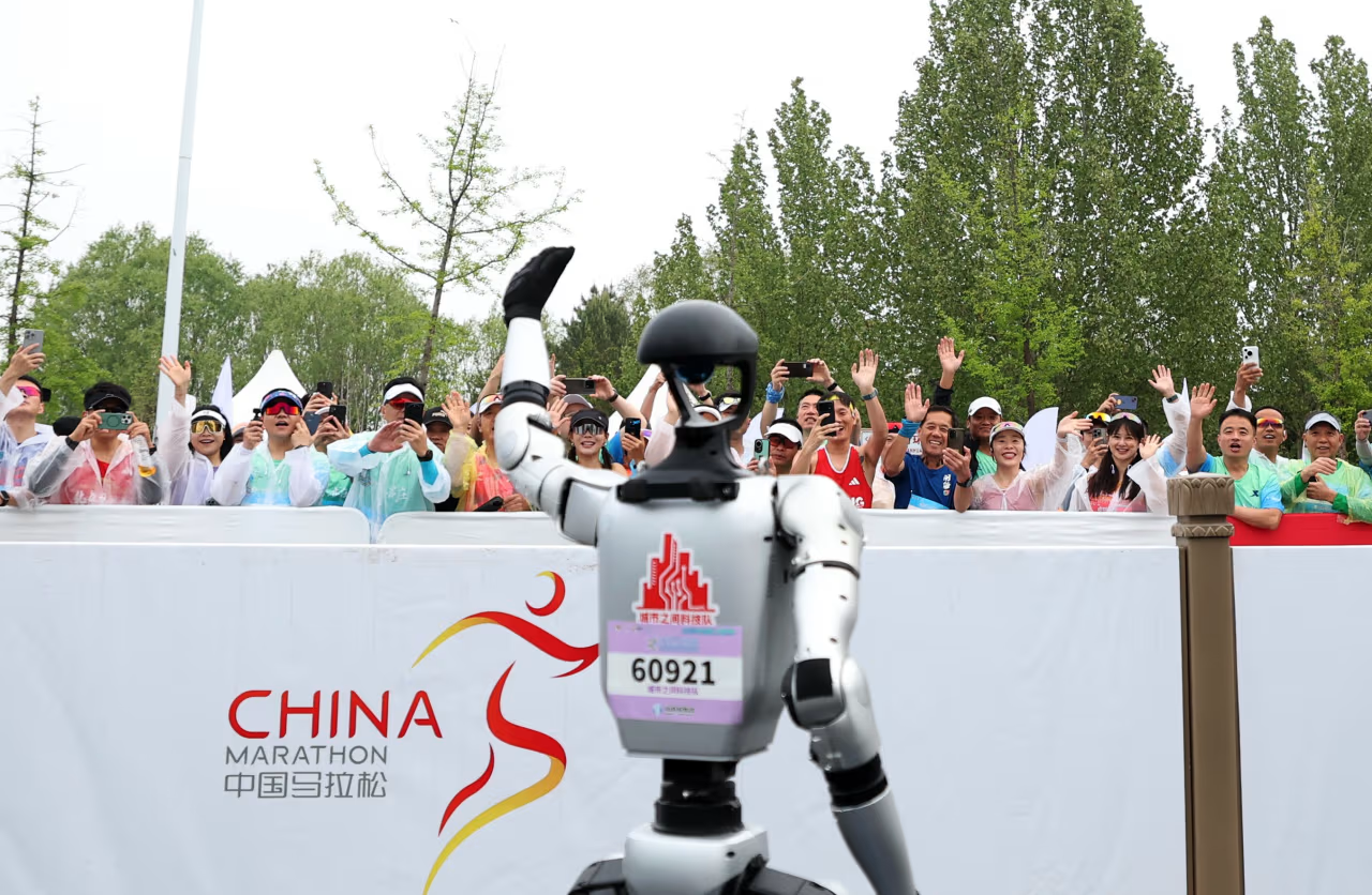 Lần đầu chạy marathon, robot hình người Trung Quốc