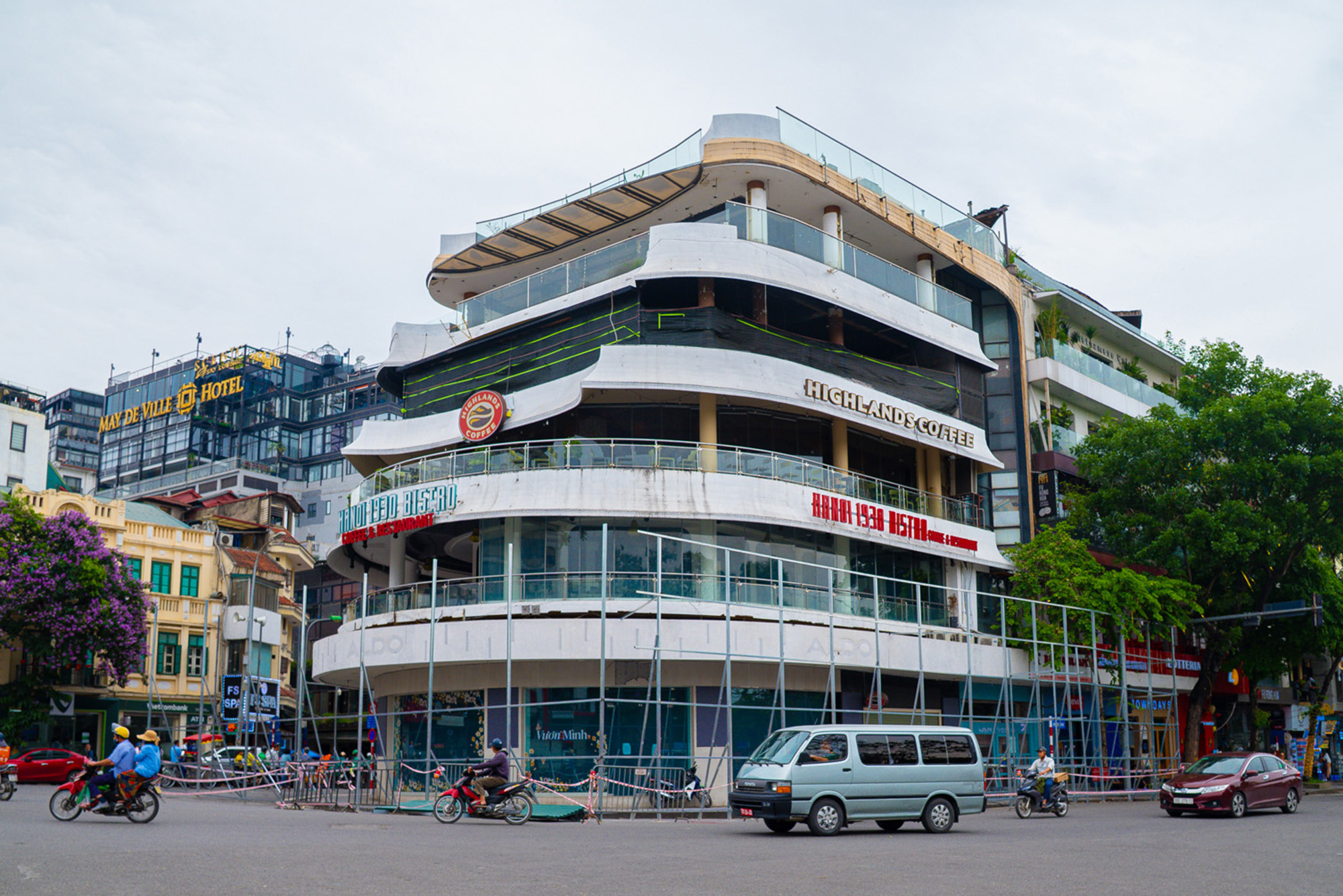 Quây tôn để tháo dỡ tòa nhà bên hồ Gươm, sẽ có 3 tầng hầm thay thế