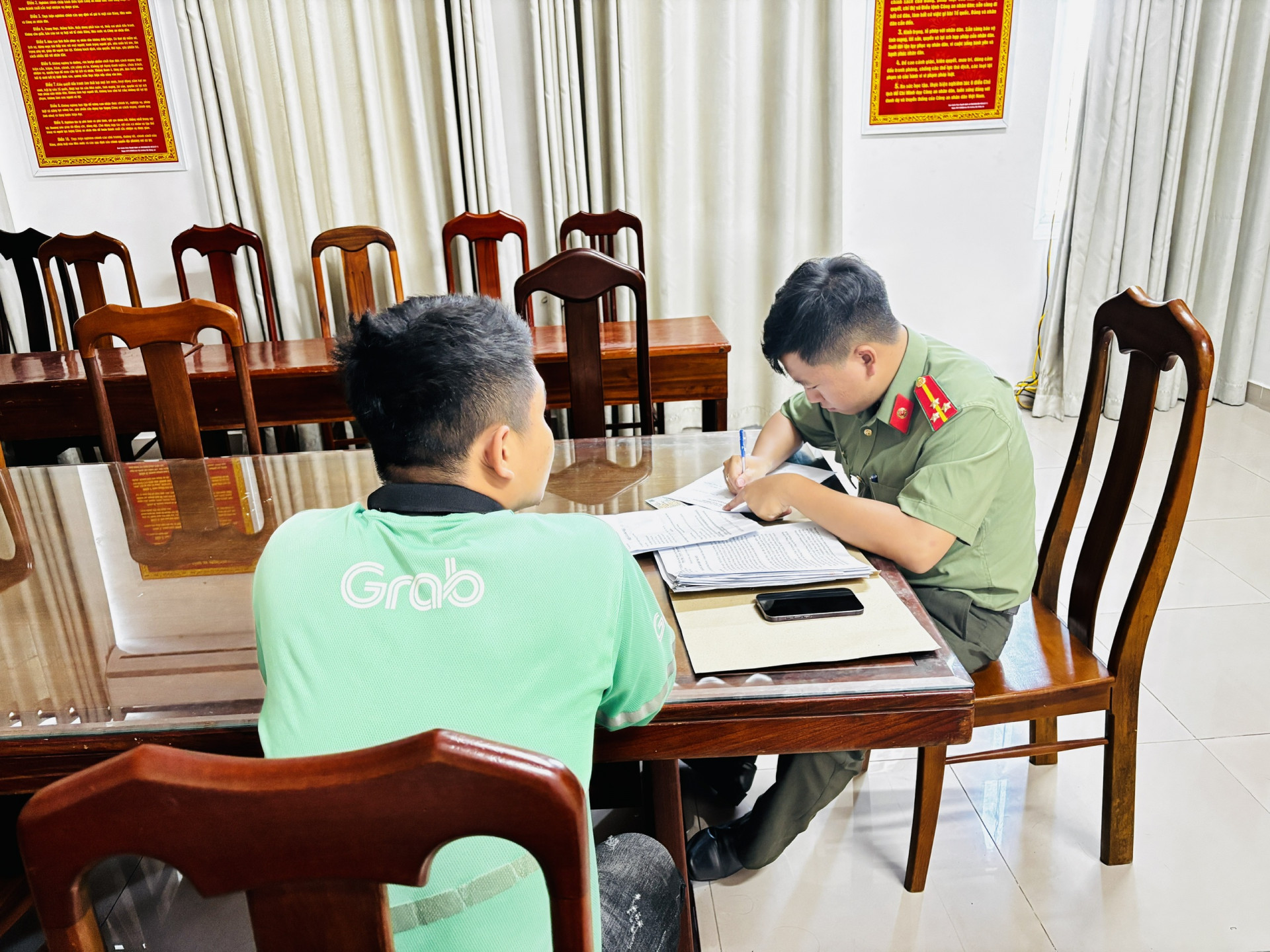 Tài xế Grab trả lại hơn 1,7 tỉ đồng tiền chuyển nhầm