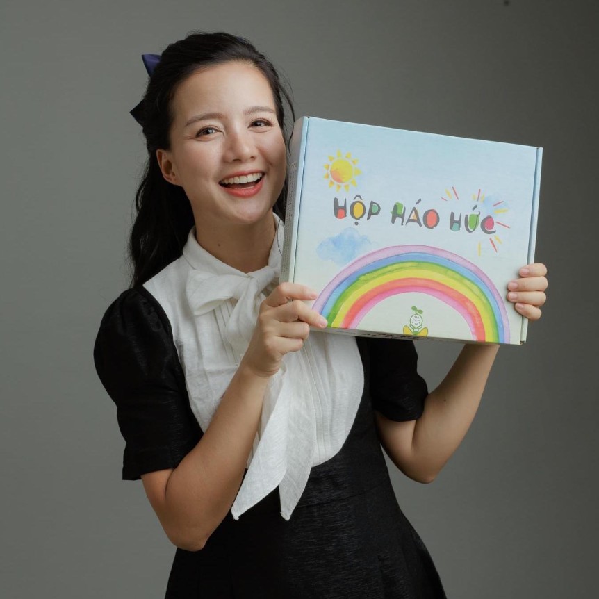 MC Minh Trang founder Làng Háo Hức dạy con gái 7 tuổi bị lạnh cũng không được xin chăn trên máy bay