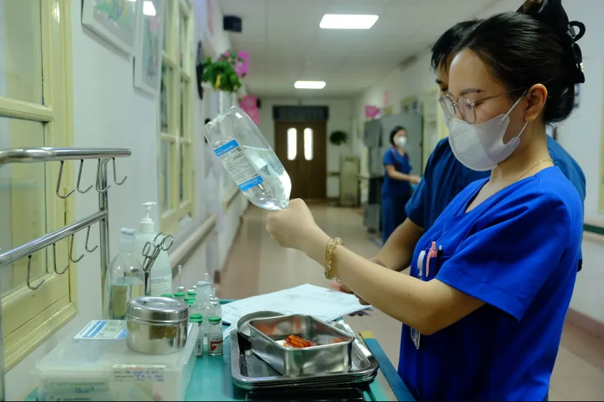 Mức lương bác sĩ nội trú và bác sĩ chuyên khoa năm 2025