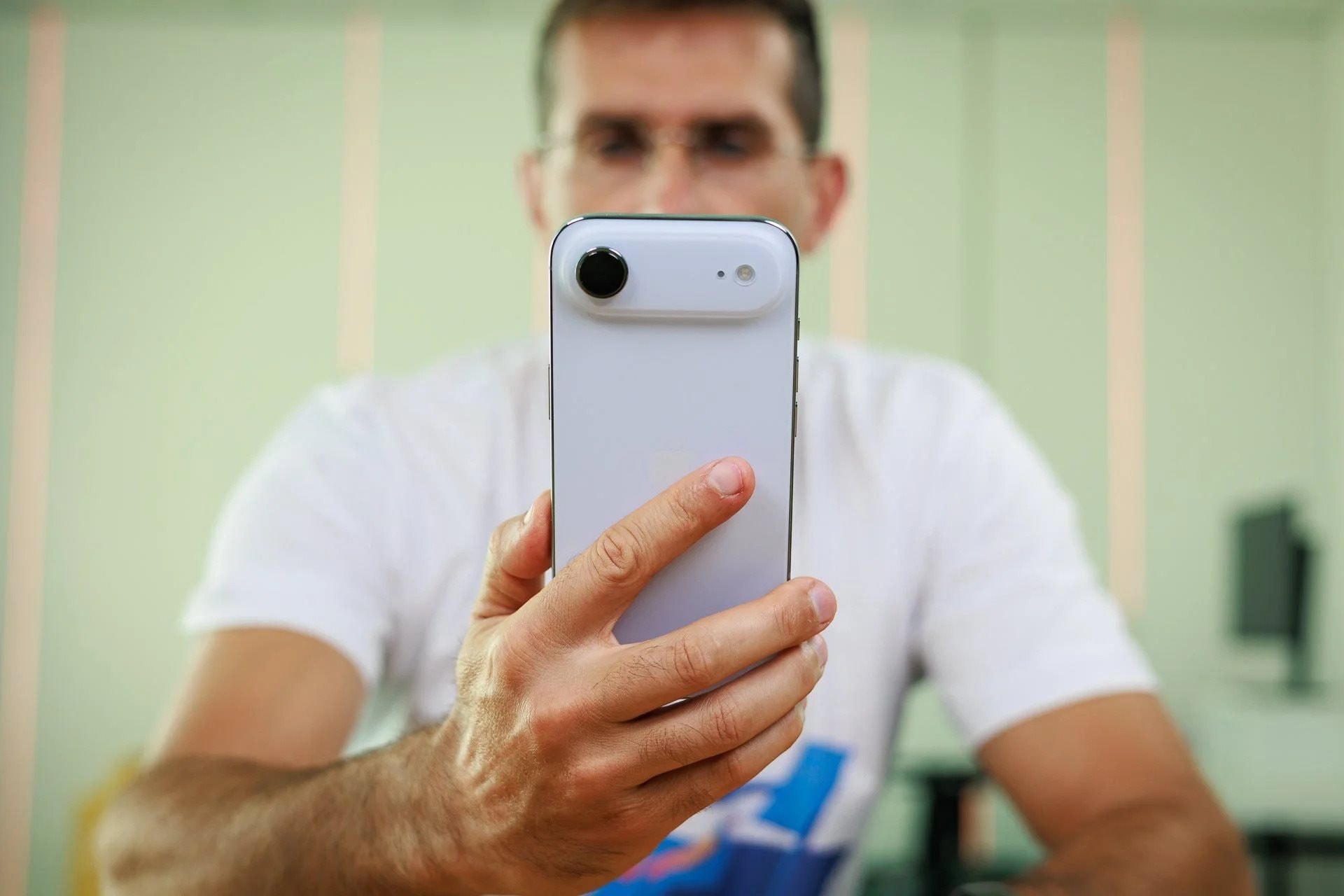 Đánh giá thật lòng về iPhone Air giá 30 triệu: Đẹp đấy, chất đấy, nhưng "bà để bà ngửi chứ bà ...