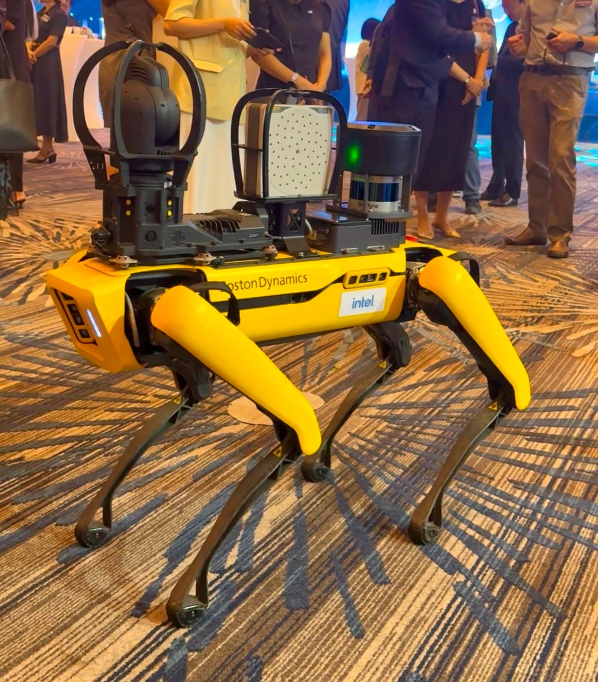 Chó robot tại nhà máy Intel Việt Nam đi tuần, kiểm tra rò rỉ khí gas ...