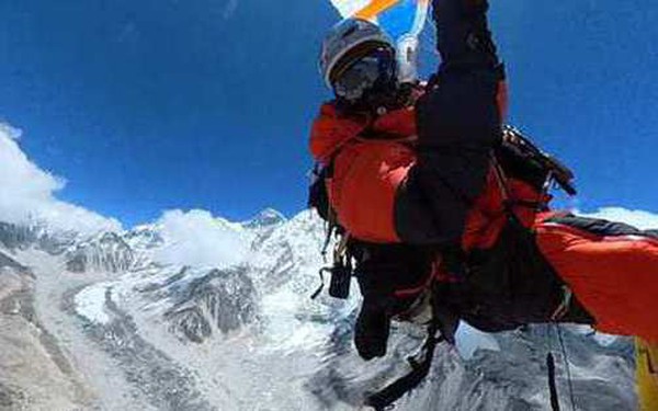 Mạo hiểm nhảy dù từ núi Everest, người đàn ông đi vào lịch sử thế giới