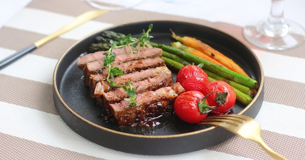 Nghỉ lễ đãi cả nhà món bò bít tết mềm ngon với công thức đơn giản, ai ...