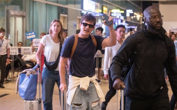 Dàn "xe Chủ tịch" VinFast VF 9 đưa đón siêu sao Charlie Puth có gì đặc ...