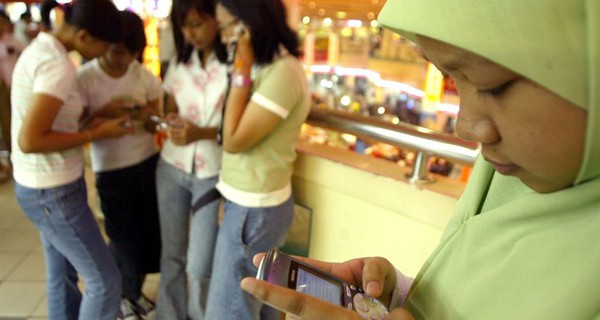 Indonesia đề xuất cấm trẻ em sử dụng điện thoại di động