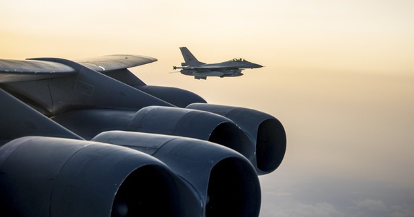 Tại sao máy bay lại có thùng nhiên liệu trên cánh?