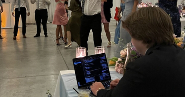 Sáng lập startup ngồi code giữa đám cưới của mình, dân mạng mỉa mai thậm tệ