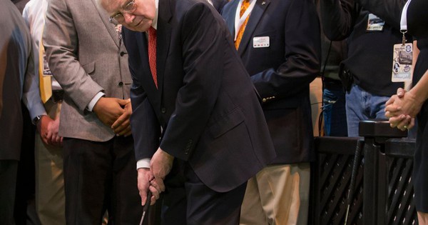 Warren Buffett: "Cuộc đời giống như chơi golf, nếu người nào cũng đưa ...